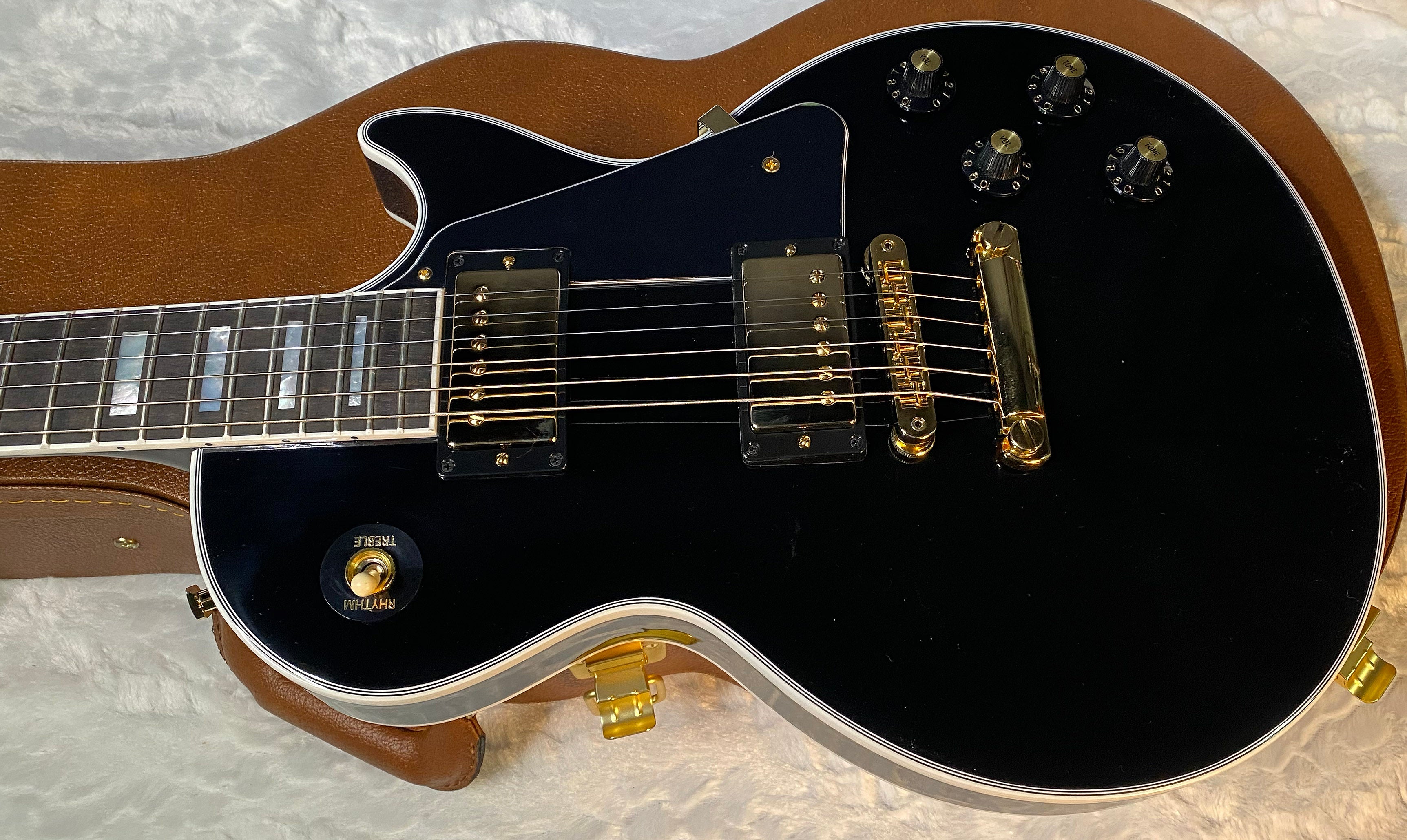 Gibson – bizarreguitarreno